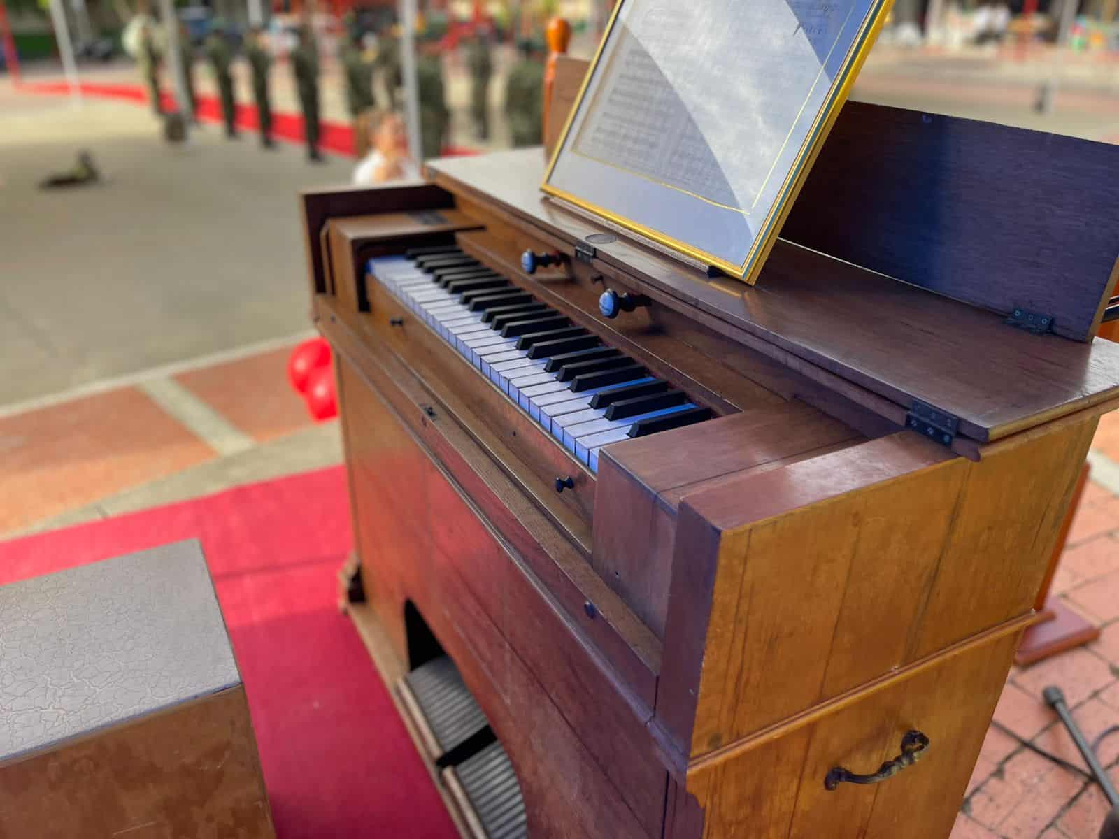 El armonio donde se interpretó por primera vez el Himno Nacional es ...